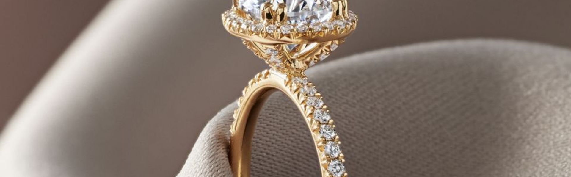 Natural Gemstones - Magnified in 360° HD | JamesAllen.com